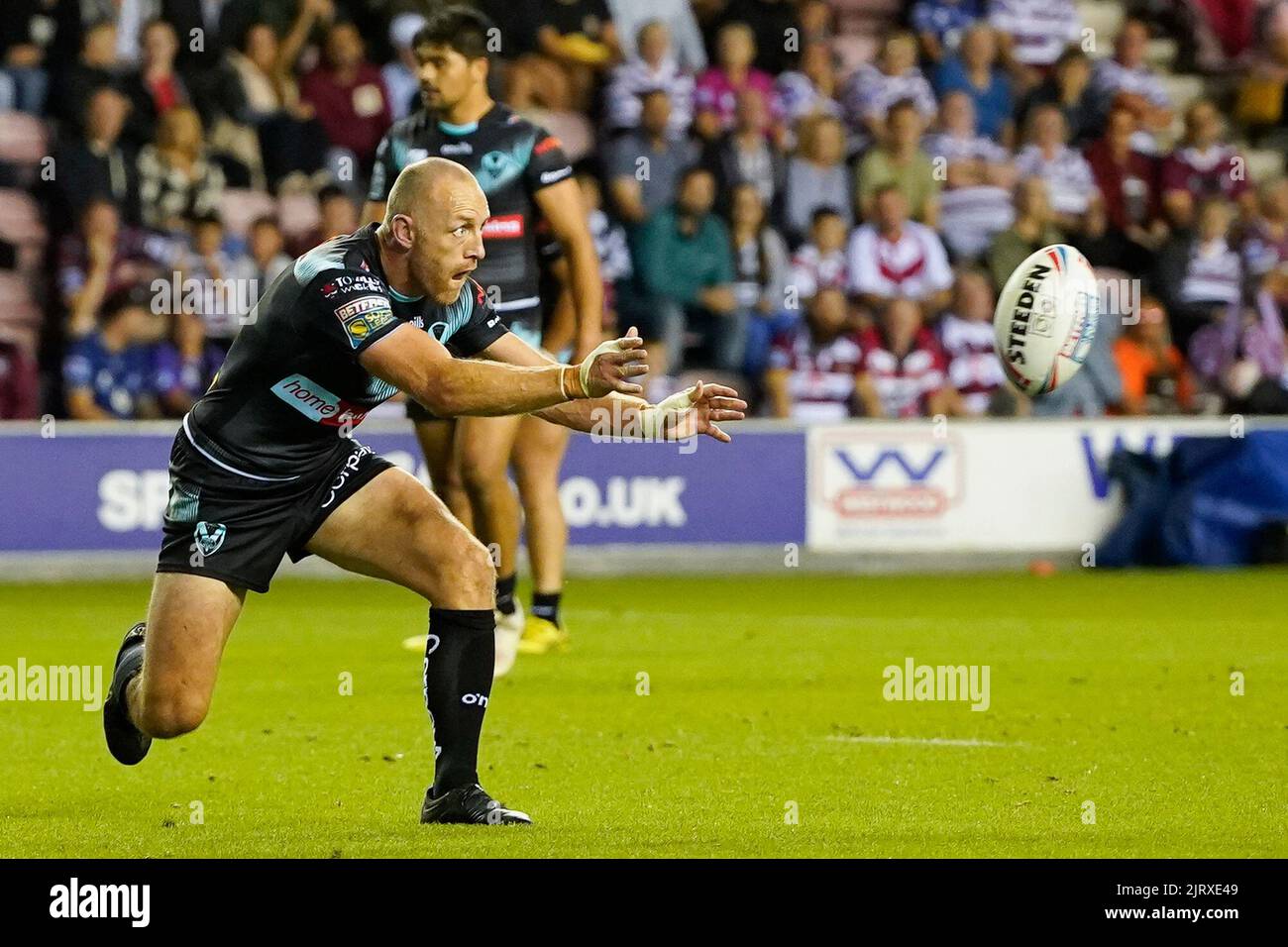 James Roby #9 of St Helens passes the ball Stock Photo - Alamy