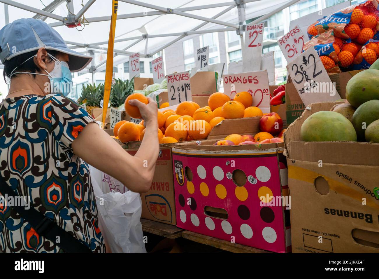 Fruti stand hi-res stock photography and images - Alamy