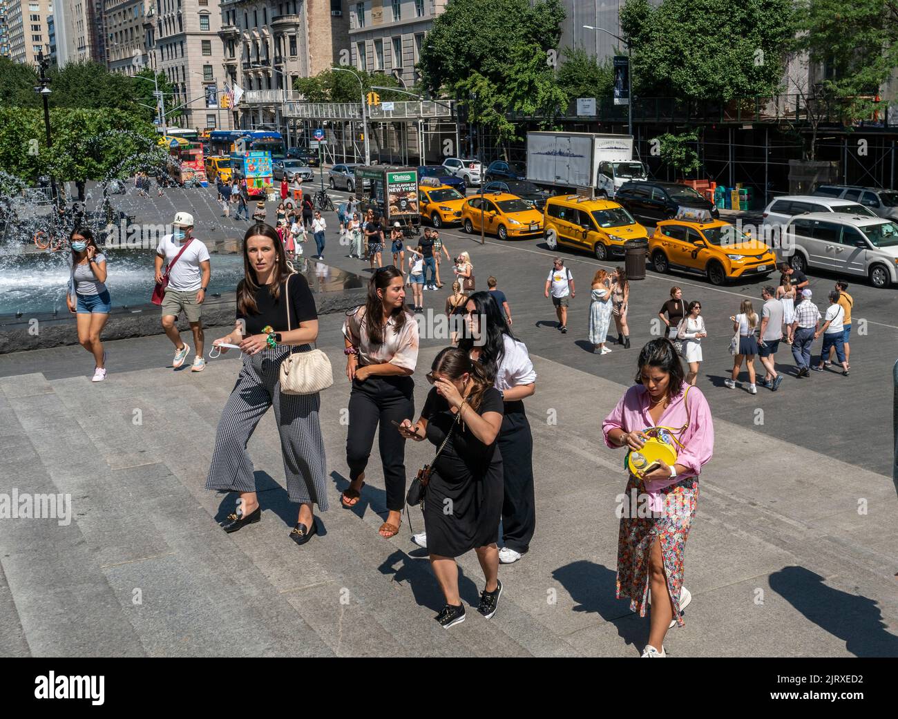 Crowds in an art museum hi-res stock photography and images - Alamy