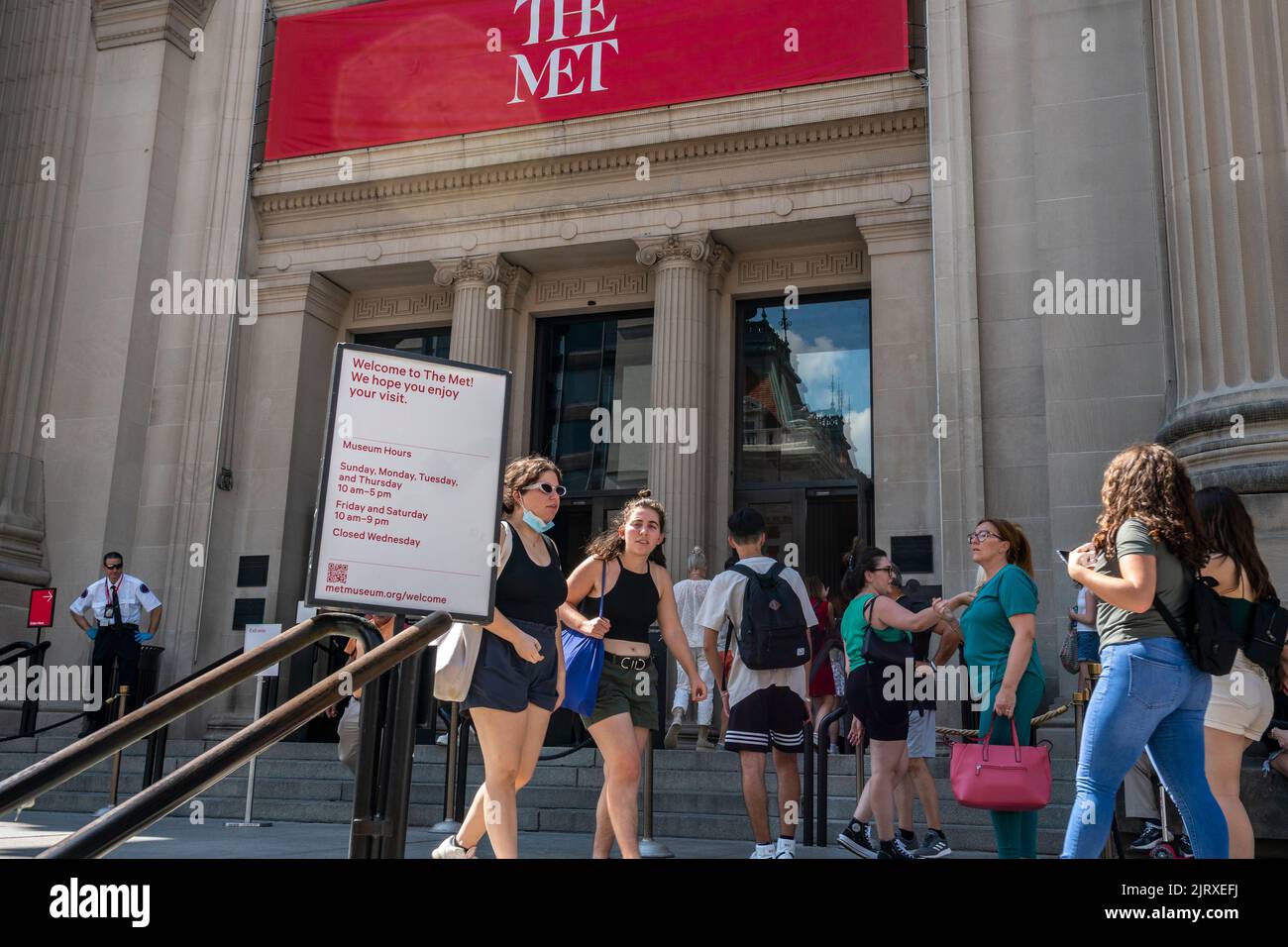 Hordes of visitors outside the Metropolitan Museum of Art in New York ...