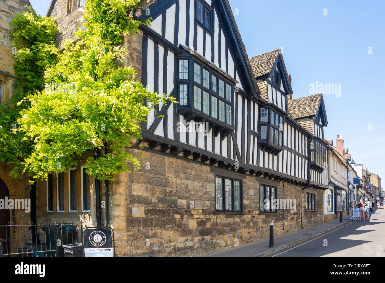 16th century abbeylands house timber framed shops shopping shopp hi-res stock photography and ...