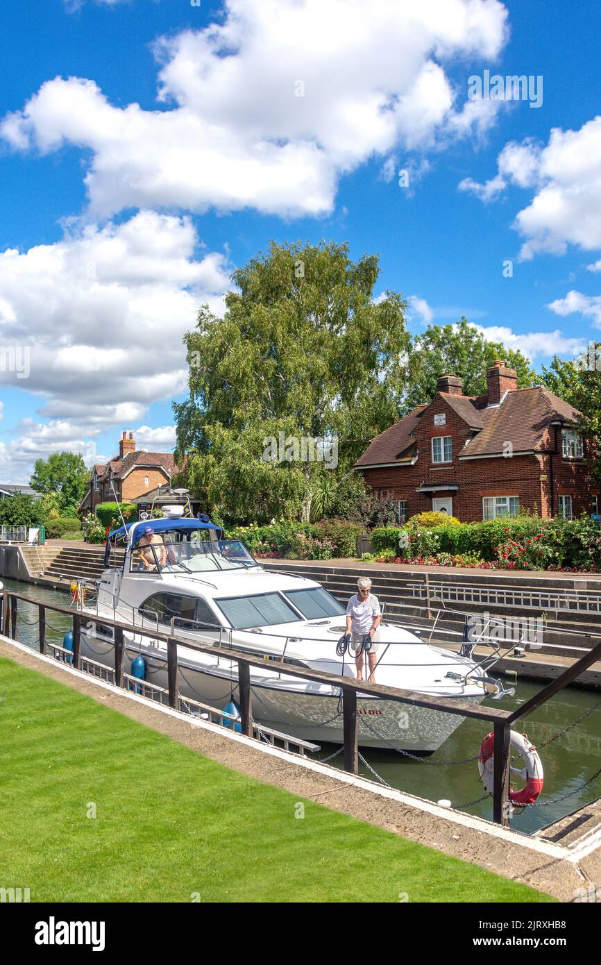 Old Windsor Lock, Thames Path, Old Windsor, Berkshire, England, United ...