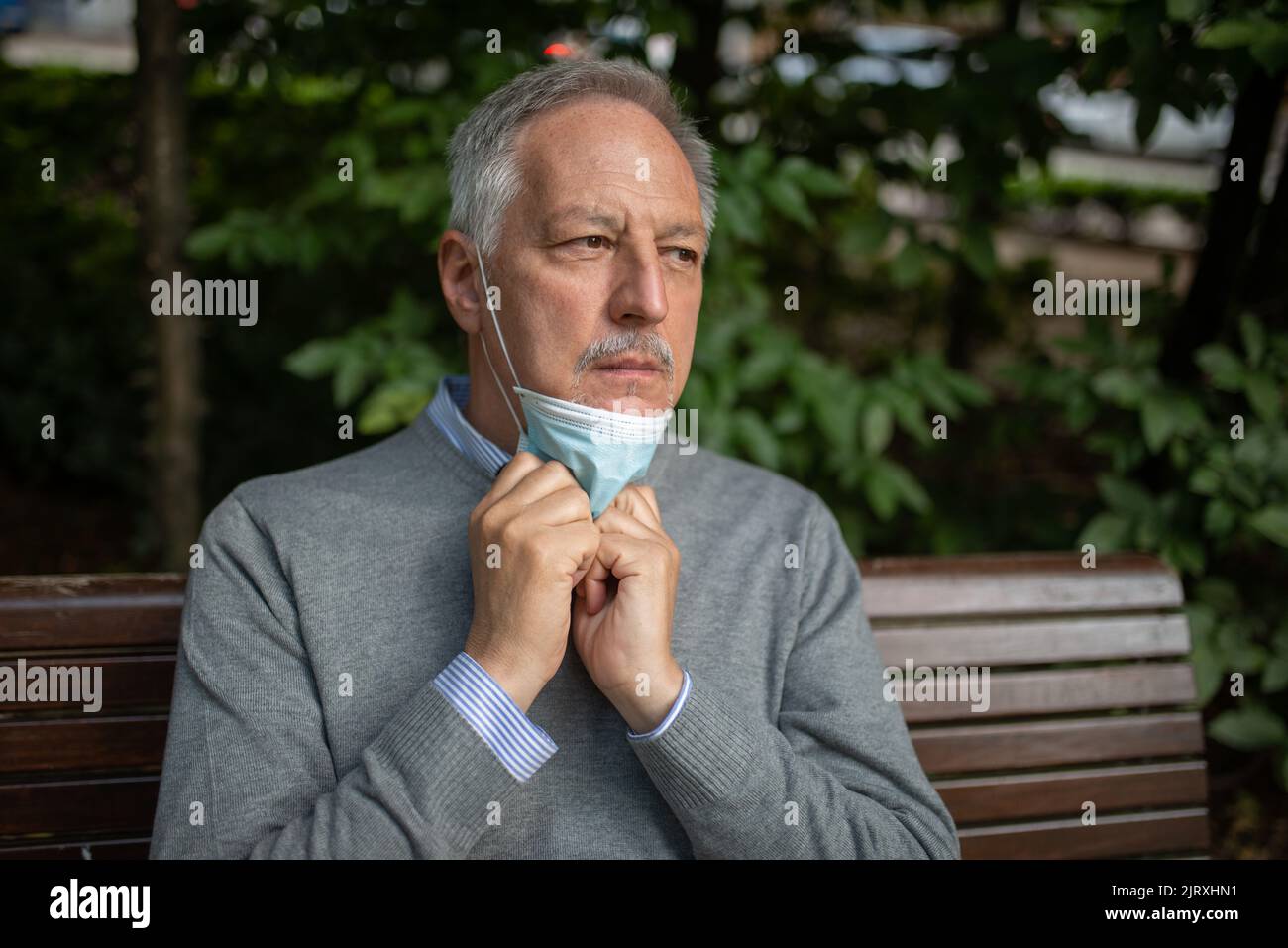 Elderly breathing mask hi-res stock photography and images - Alamy