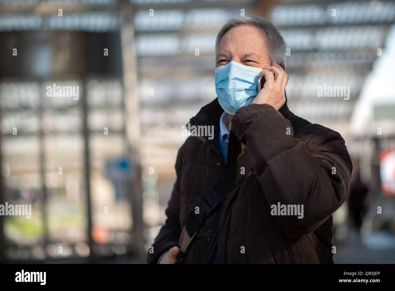 Masked man mobile phone hi-res stock photography and images - Alamy