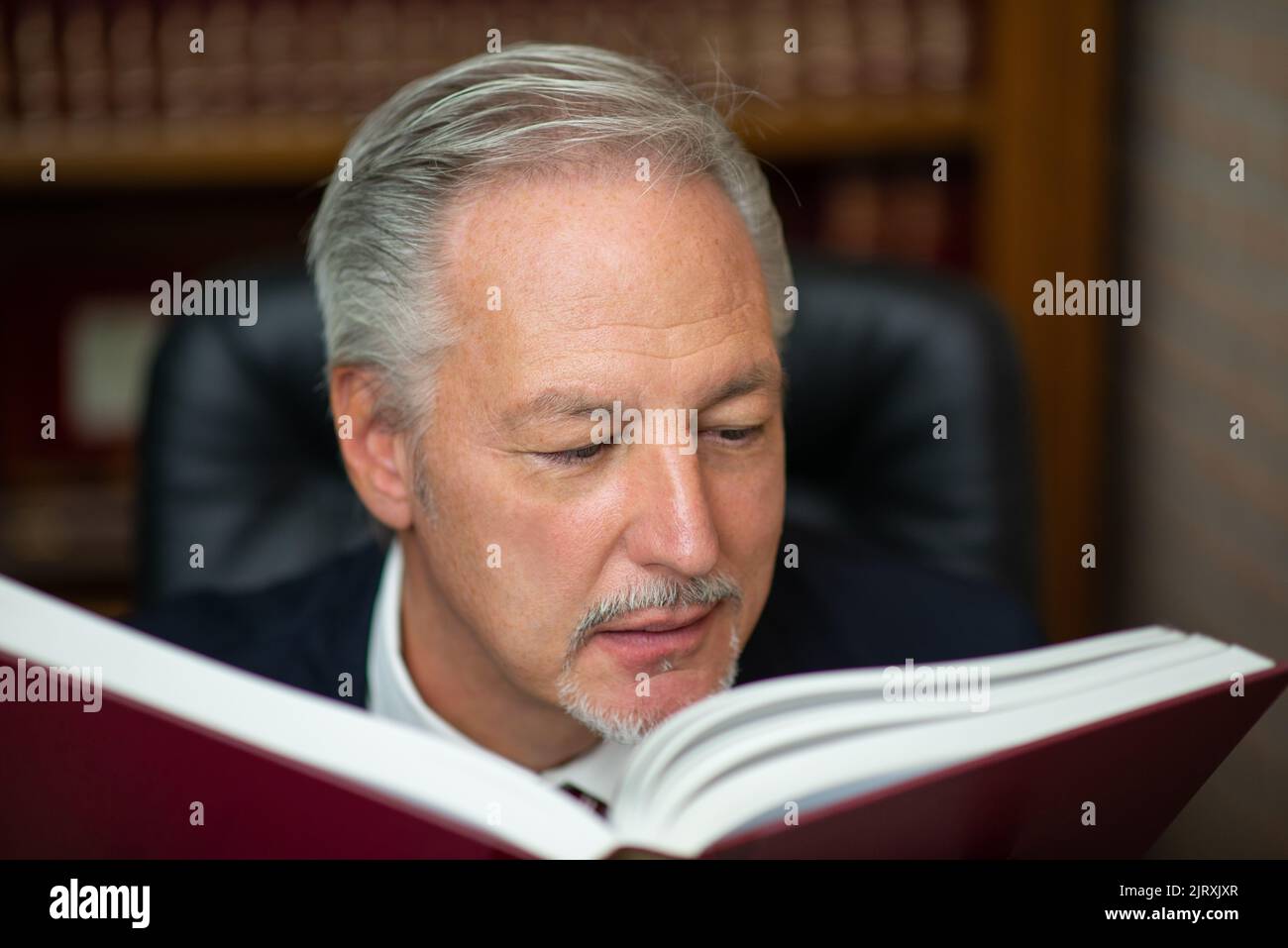 Senior student library hi-res stock photography and images - Alamy