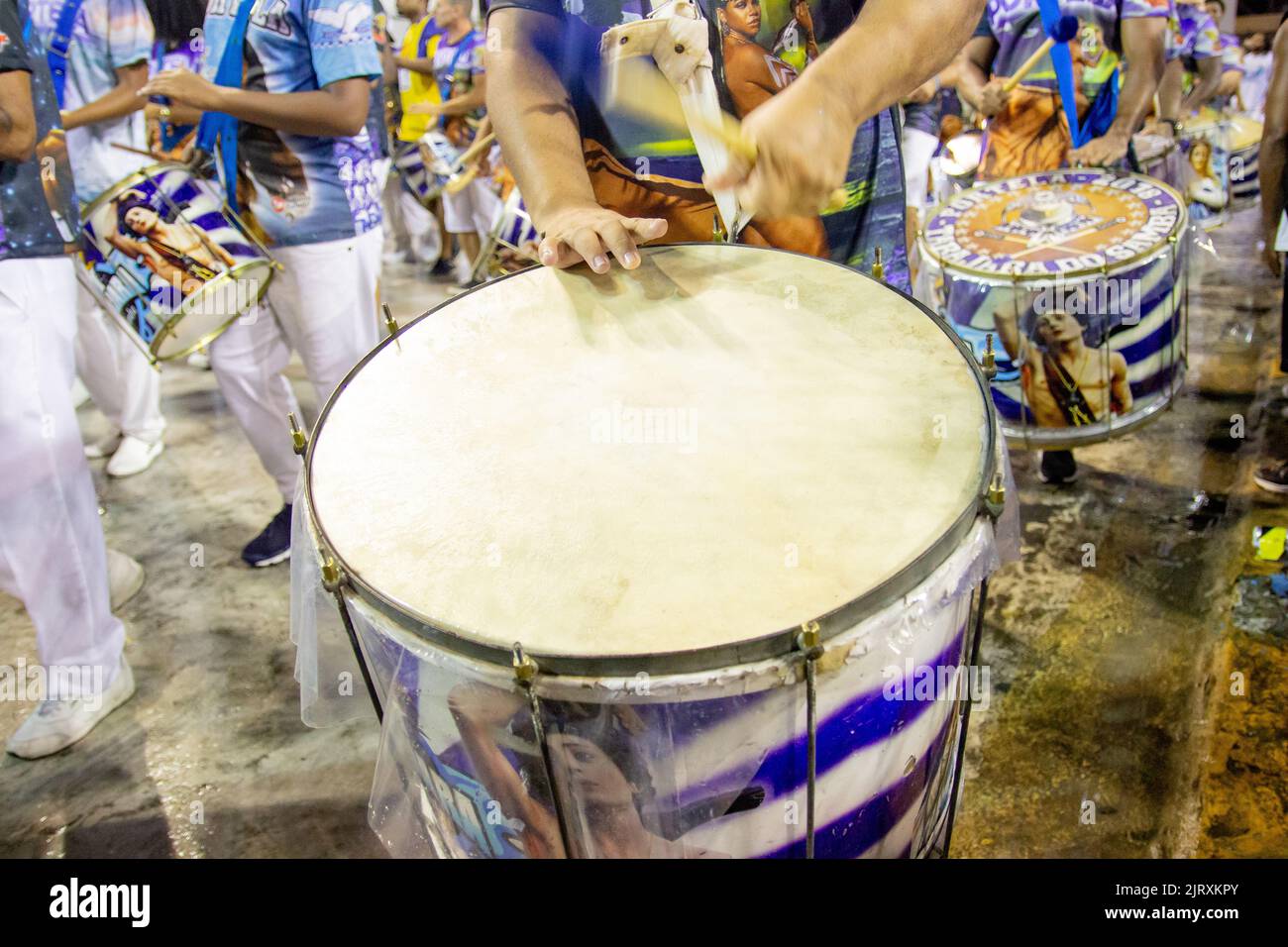 Rio carnival dancing drums hi-res stock photography and images - Alamy