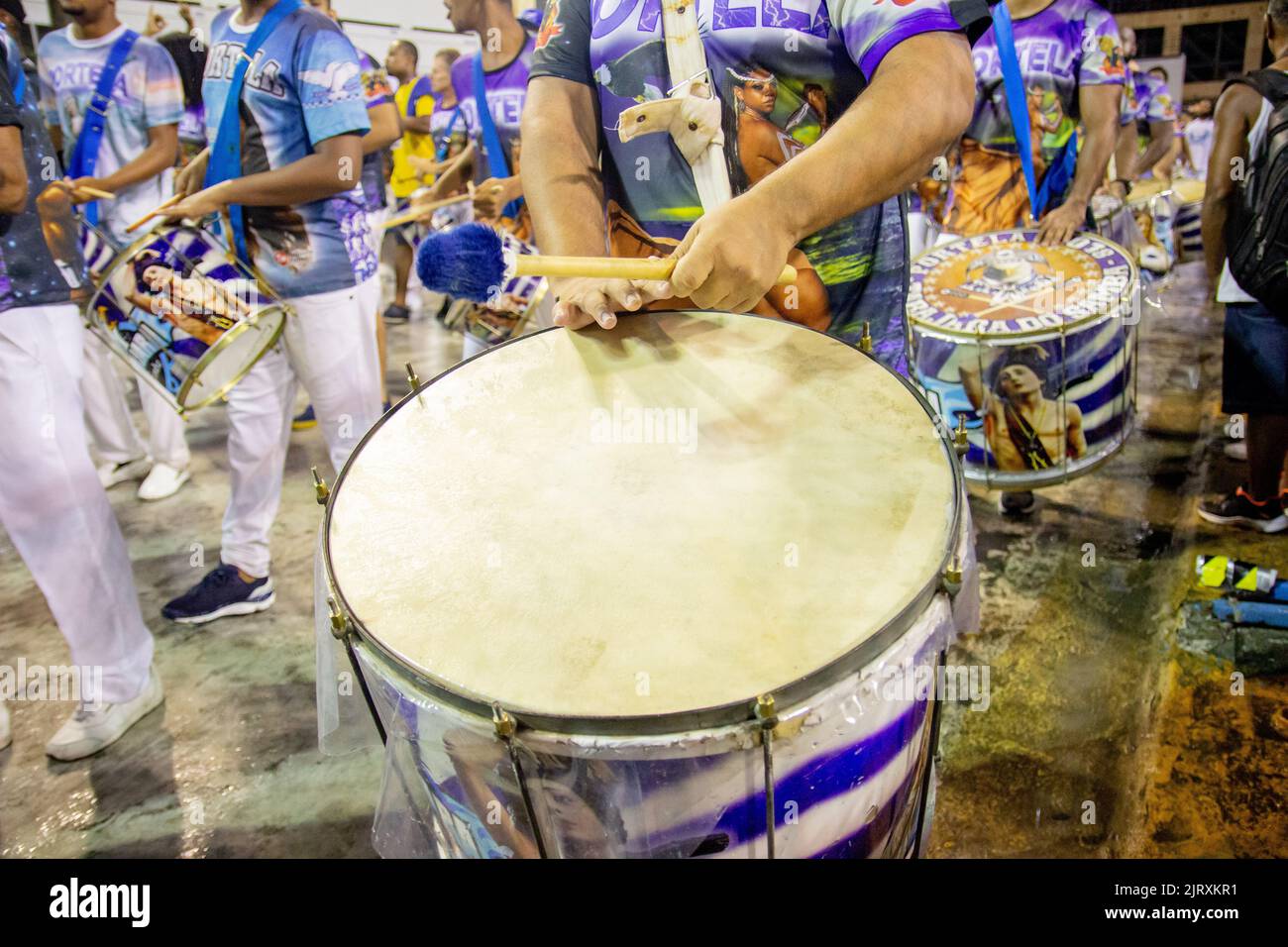 Rio carnival dancing drums hi-res stock photography and images - Alamy