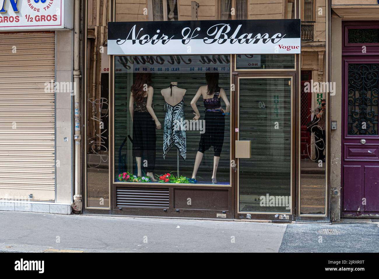 Storefront paris hi-res stock photography and images - Alamy
