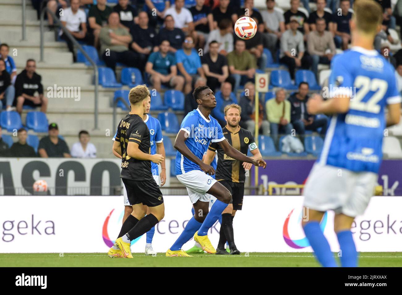 70 Jong Genk's Ibrahima Sory Bangoura and 07 Lommel's Robin Henkens ...