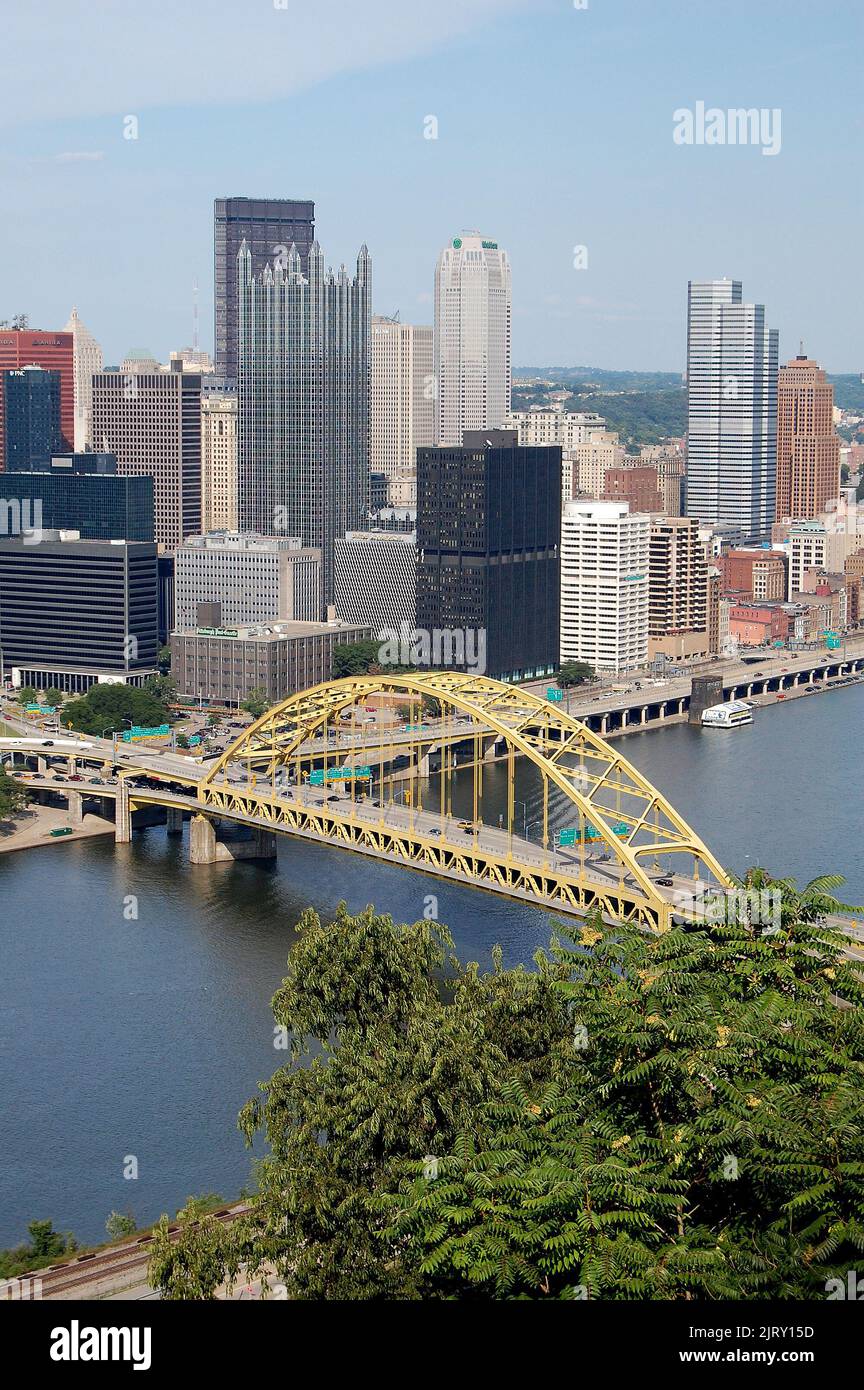 Iconic buildings skyline downtown pittsburgh hi-res stock photography ...