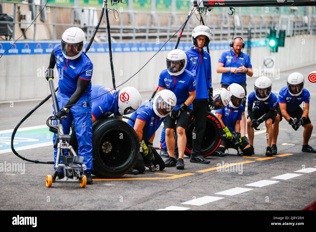 Ferrari formula one team mechanic hi-res stock photography and images ...