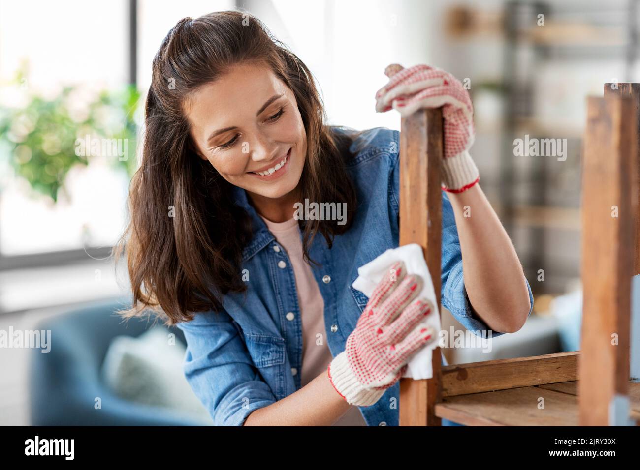 woman cleaning old table surface with tissue Stock Photo - Alamy