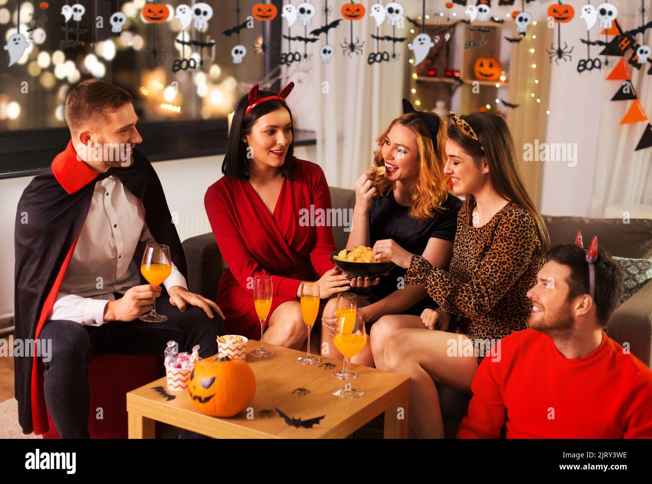 Eating crisps cat hi-res stock photography and images - Alamy