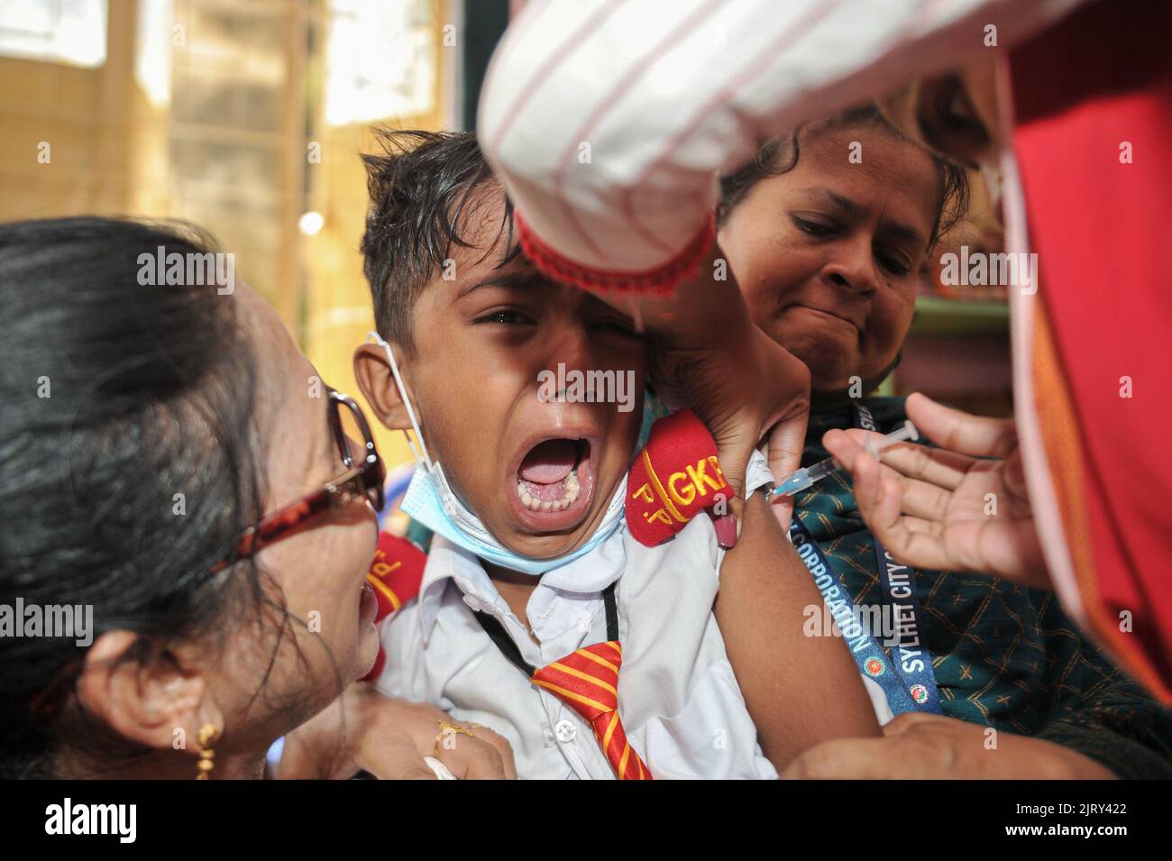 Child crying bangladesh hi-res stock photography and images - Alamy