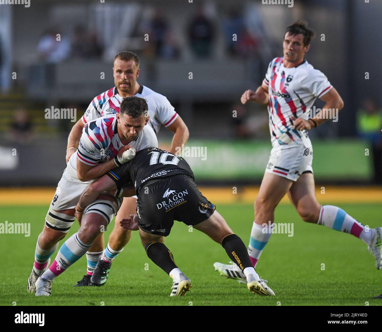 Magnus Bradbury of Bristol Bears takes on JJ Hanrahan of Dragons Rugby ...