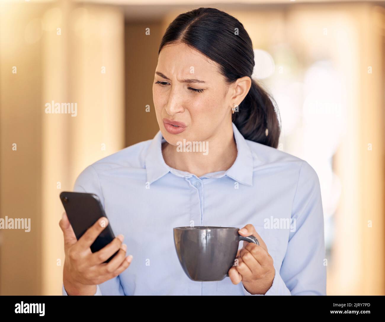 Annoyed business woman hi-res stock photography and images - Alamy