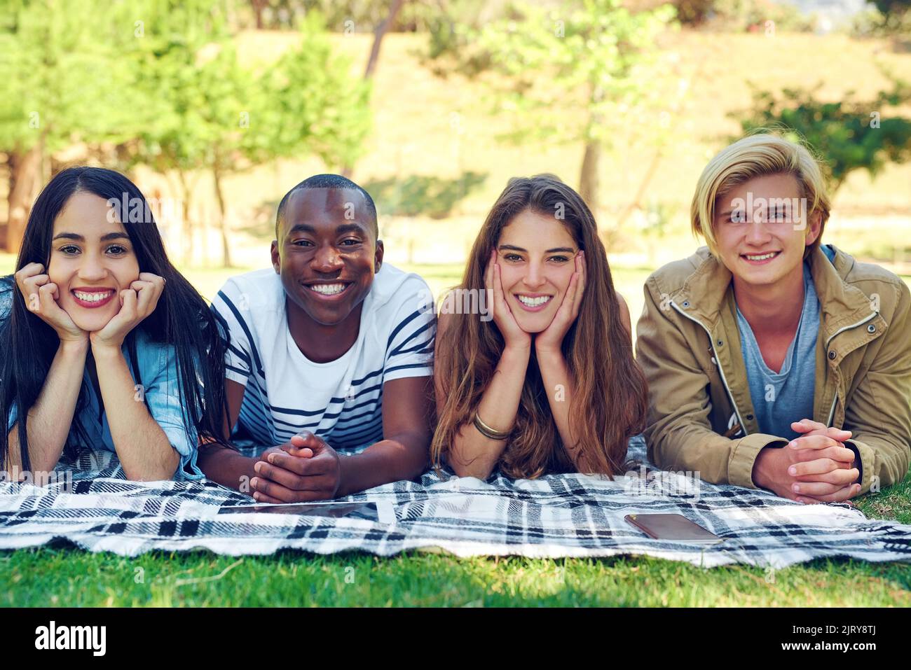 Friends relaxing garden hi-res stock photography and images - Alamy