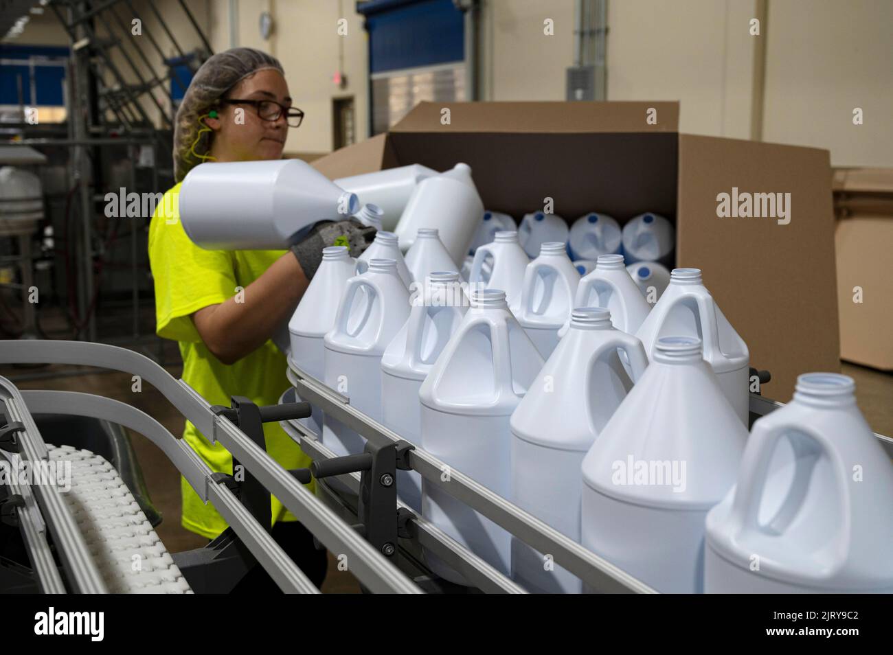 Atlanta, Georgia, USA. 3rd Aug, 2022. Worker packs just-finished ...
