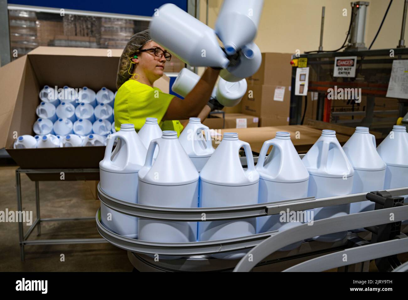 Atlanta, Georgia, USA. 3rd Aug, 2022. Worker packs just-finished ...