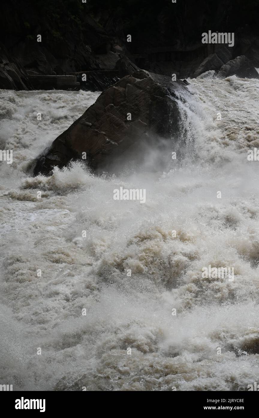 Views from the Awesome Tiger Leaping Gorge in Yunnan Province of China ...