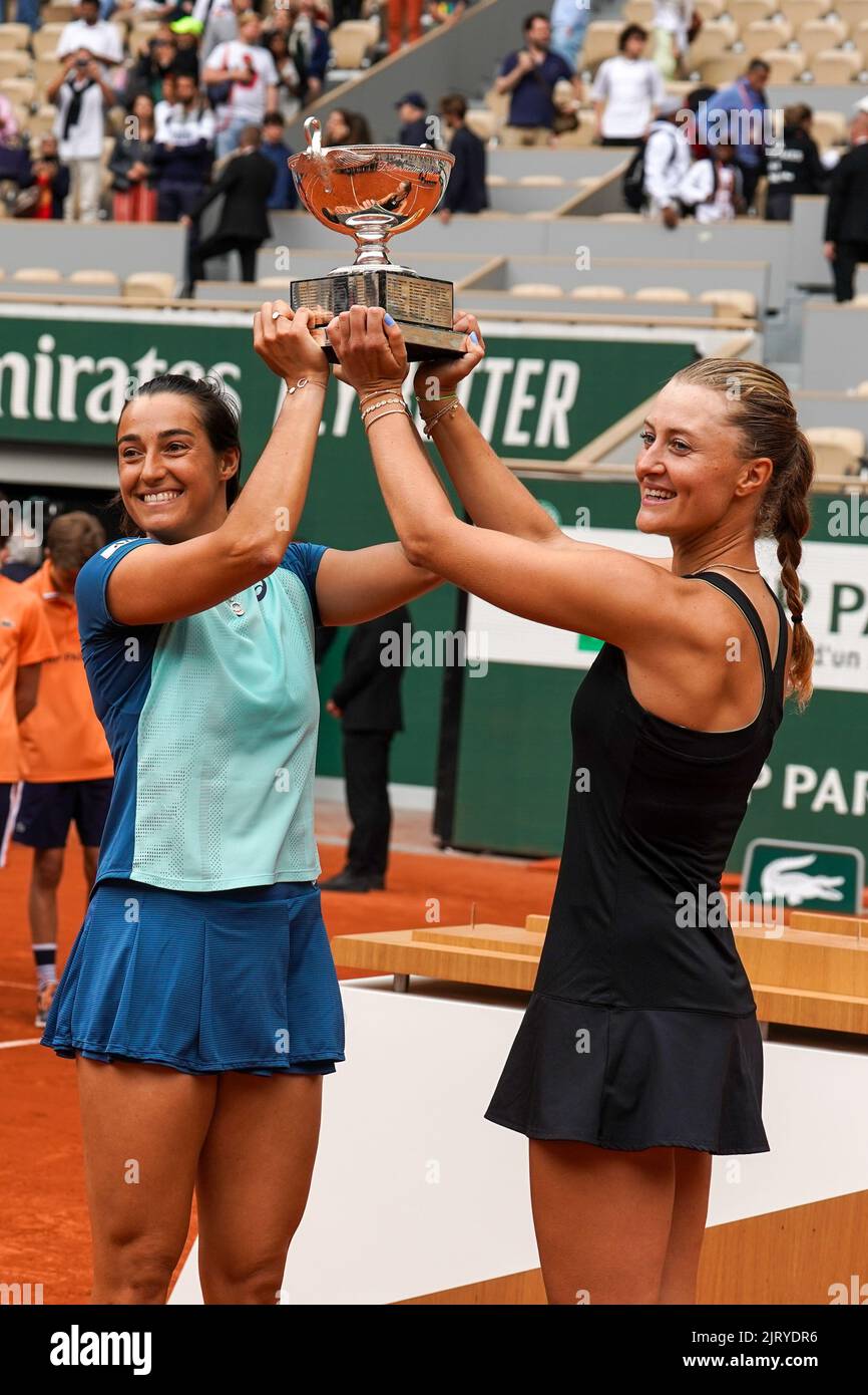 Roland Garros 2022 women's doubles champions Caroline Garcia (L) and ...
