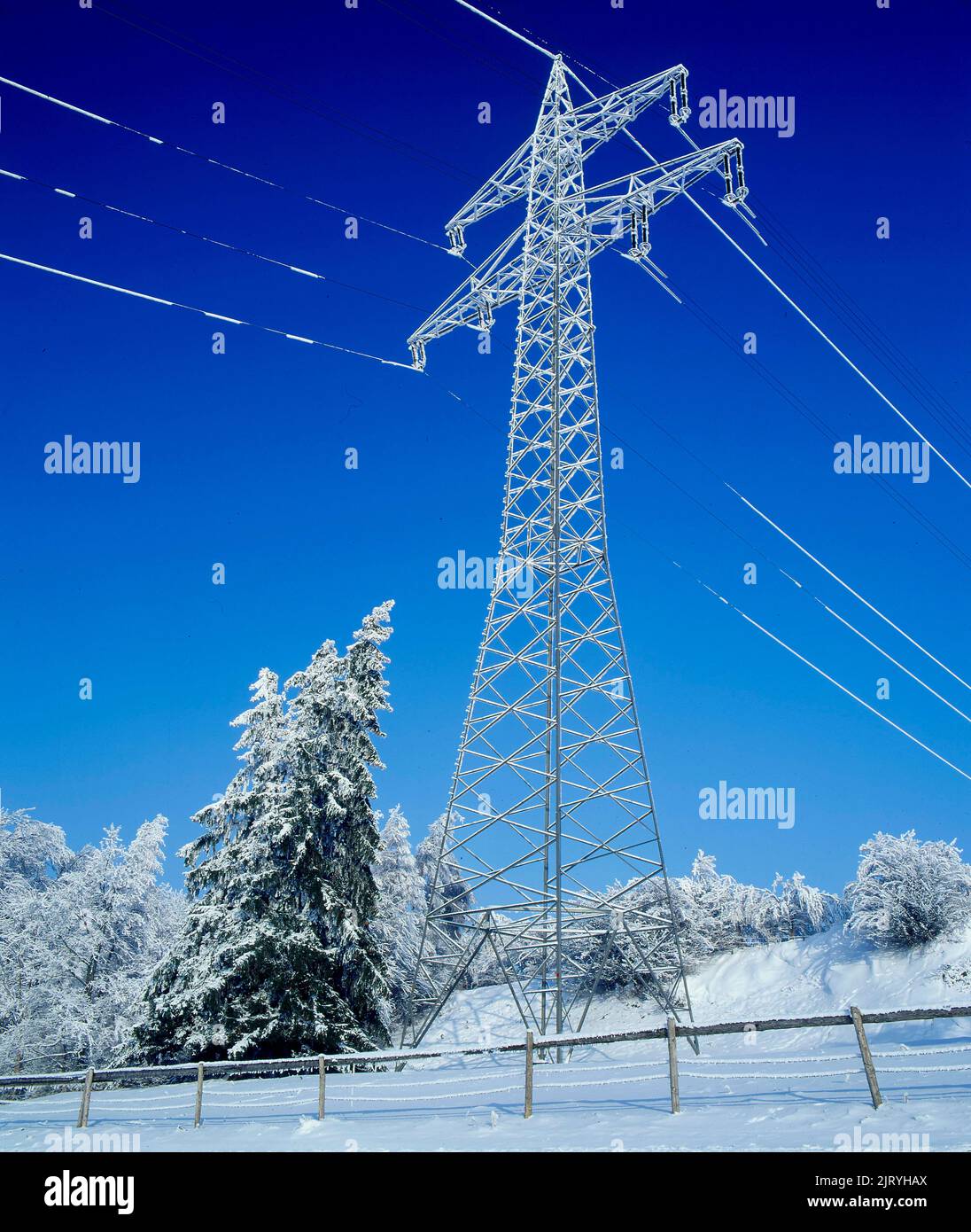 High-voltage pylon in winter Snow, hoarfrost Stock Photo - Alamy