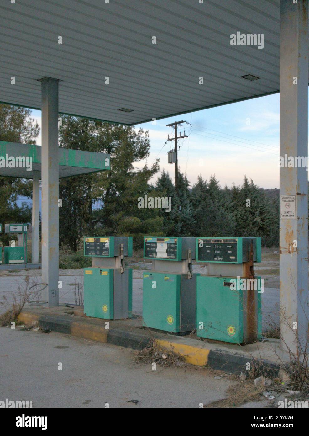 Closed gas station hi-res stock photography and images - Alamy
