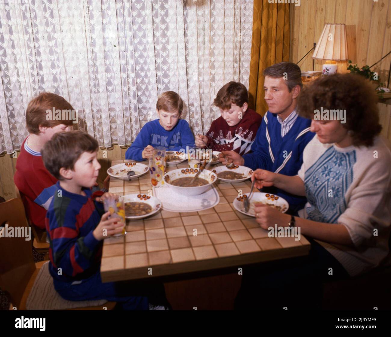 1990 family hi-res stock photography and images - Alamy