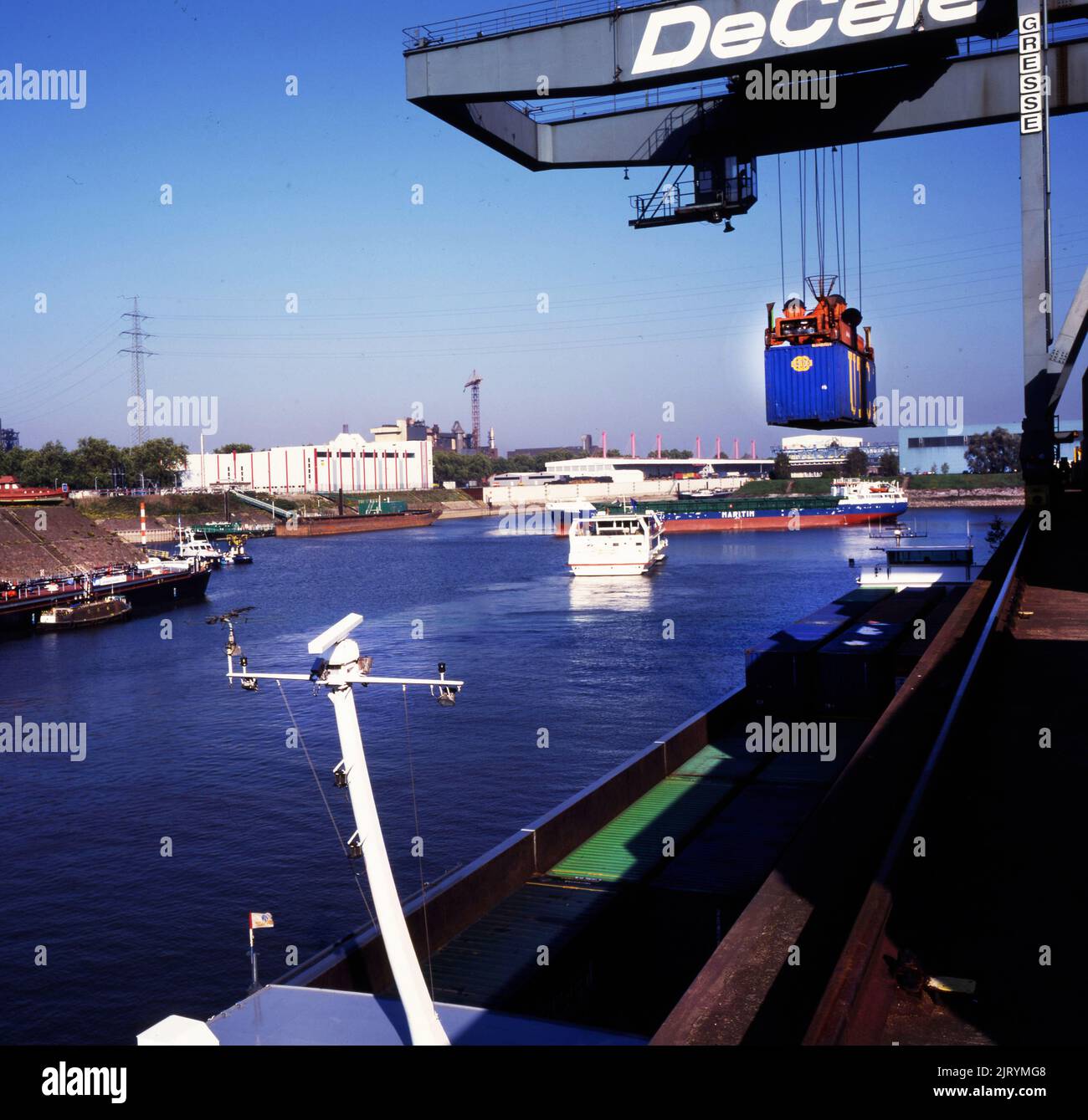 Duisburg: Working in the port of Duisburg on 24. 10. 1995 loading ships ...