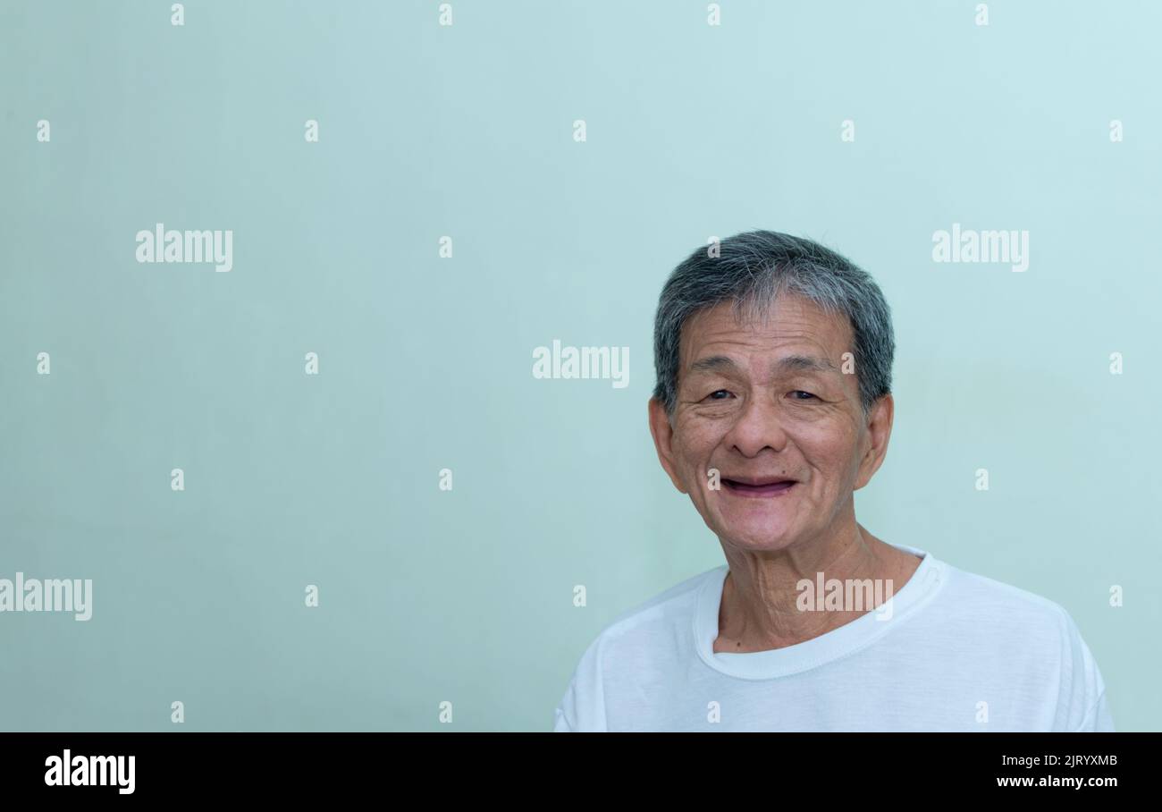 The happy old man with no teeth Stock Photo - Alamy