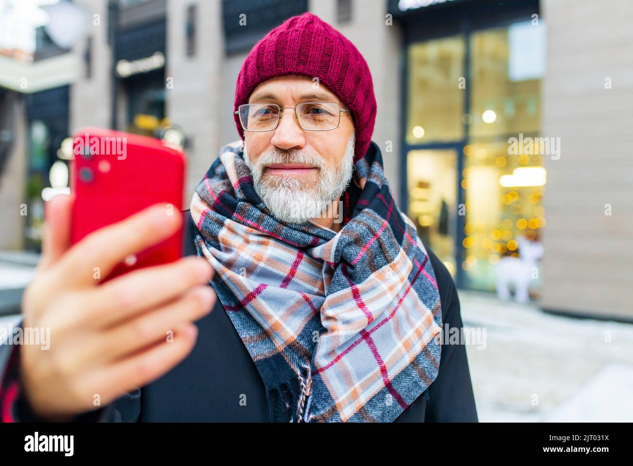 Senior smartphone winter hi-res stock photography and images - Alamy