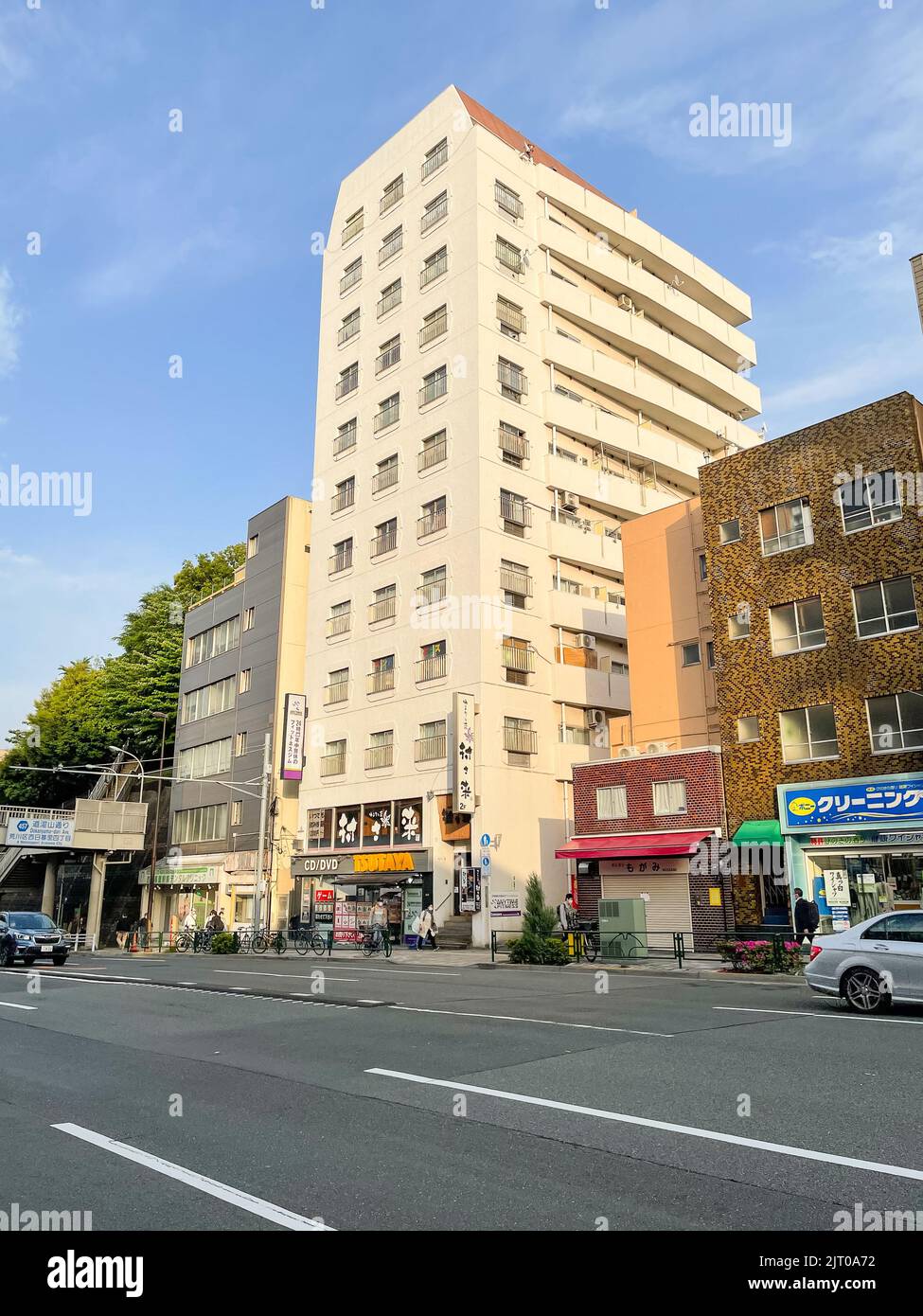 A large condominium or apartment building located on a busy street ...