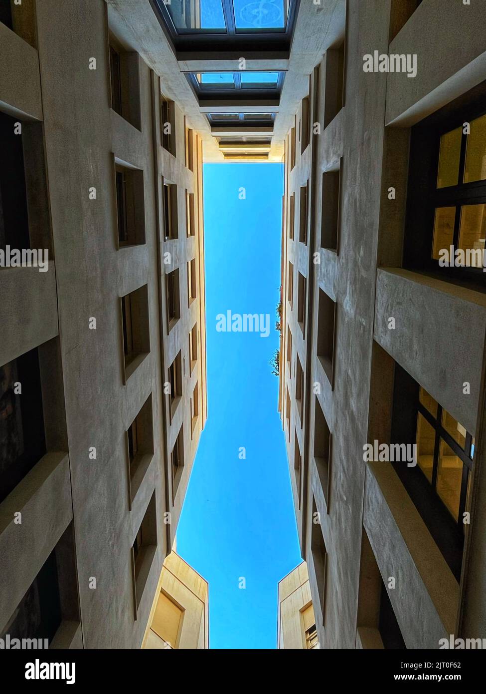 Narrow gap between buildings hi-res stock photography and images - Alamy