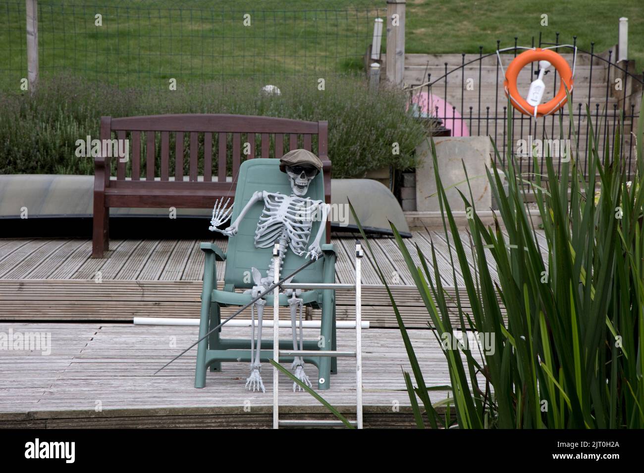Skeleton sitting chair hi-res stock photography and images - Alamy