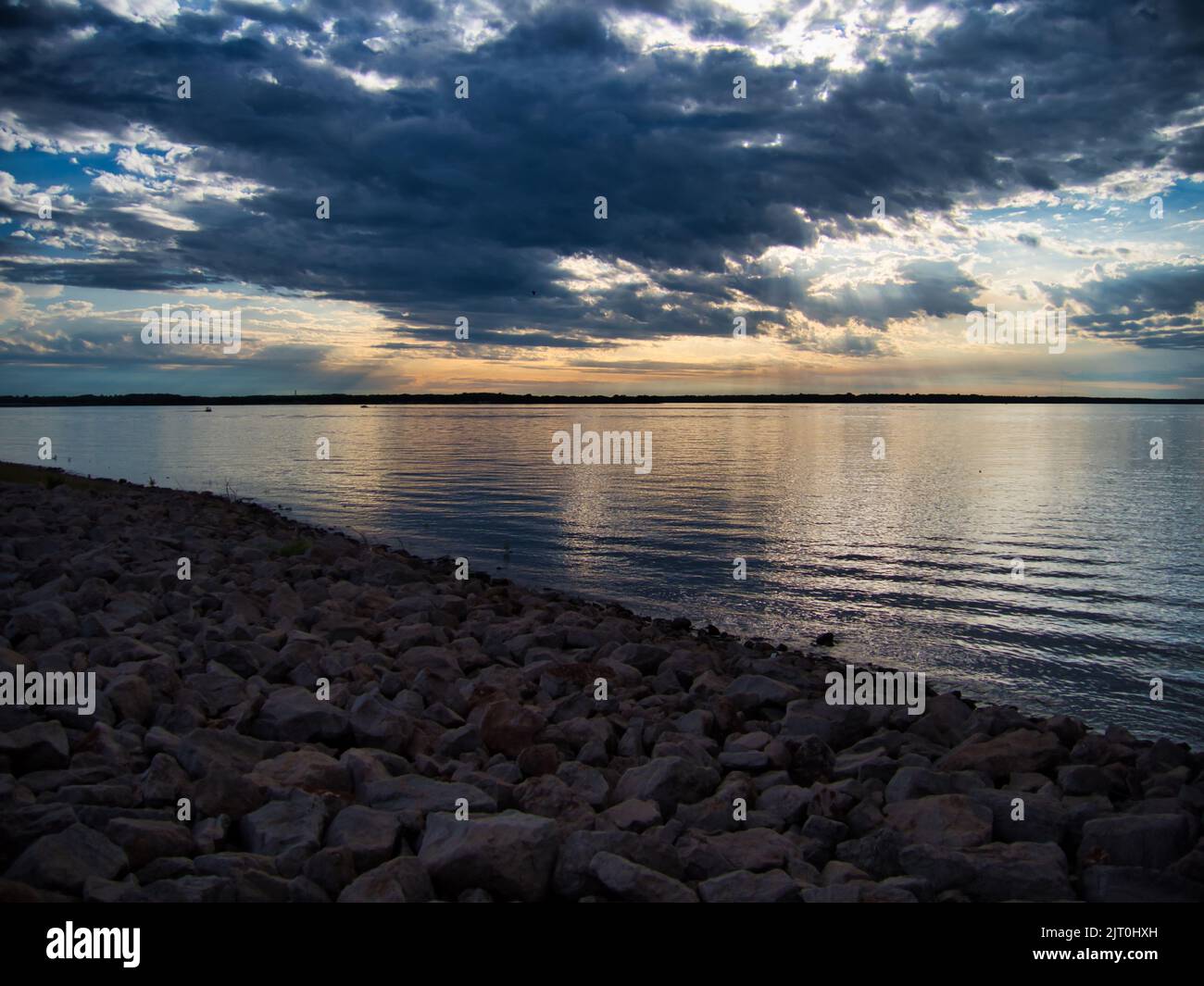 The scenic Hillsdale Lake and its rocky coast at sunset in Kansas Stock ...