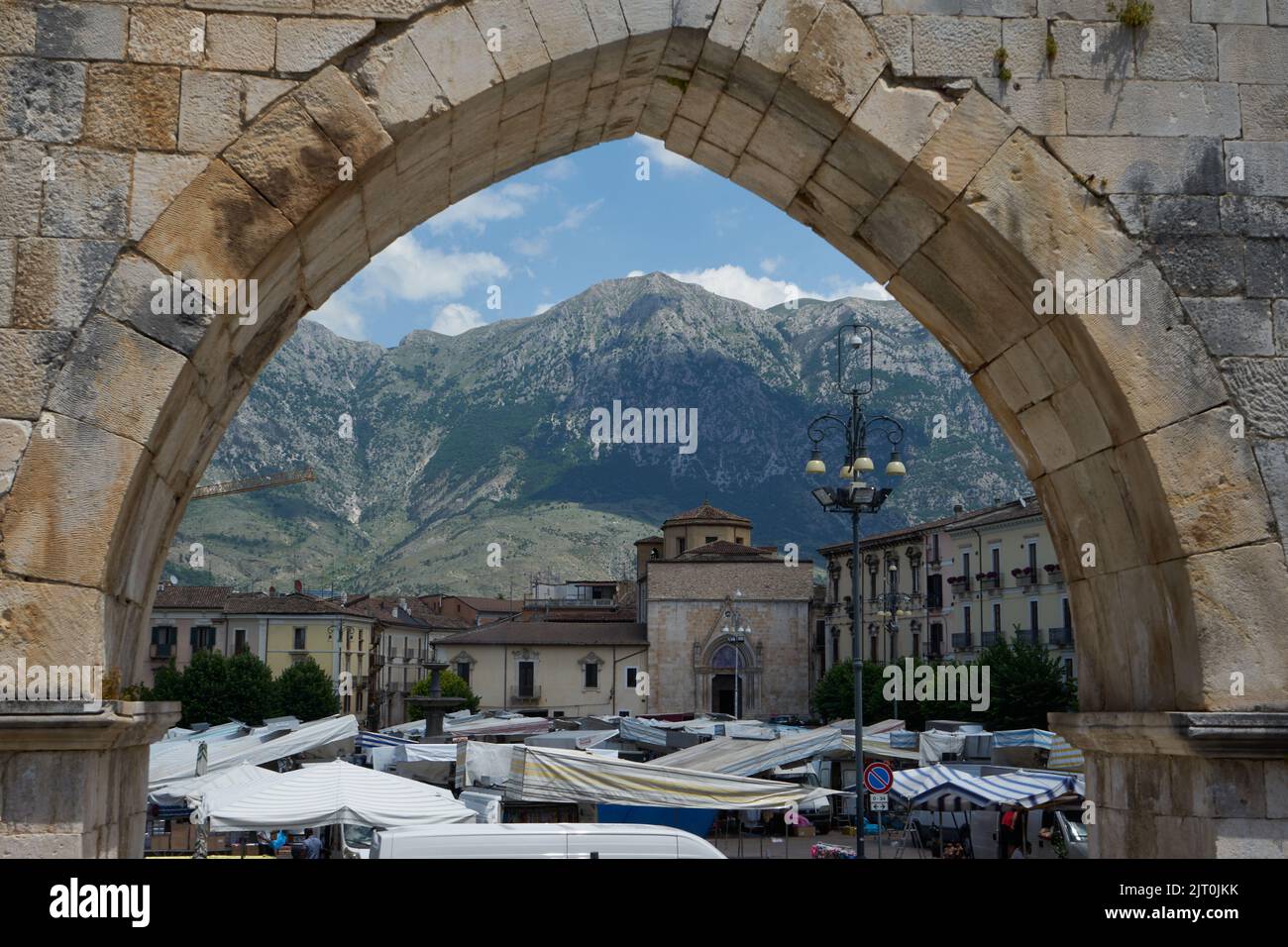Aquädukt, Acquedotto Medievale, Blick durch einen Bogen auf Piazza ...