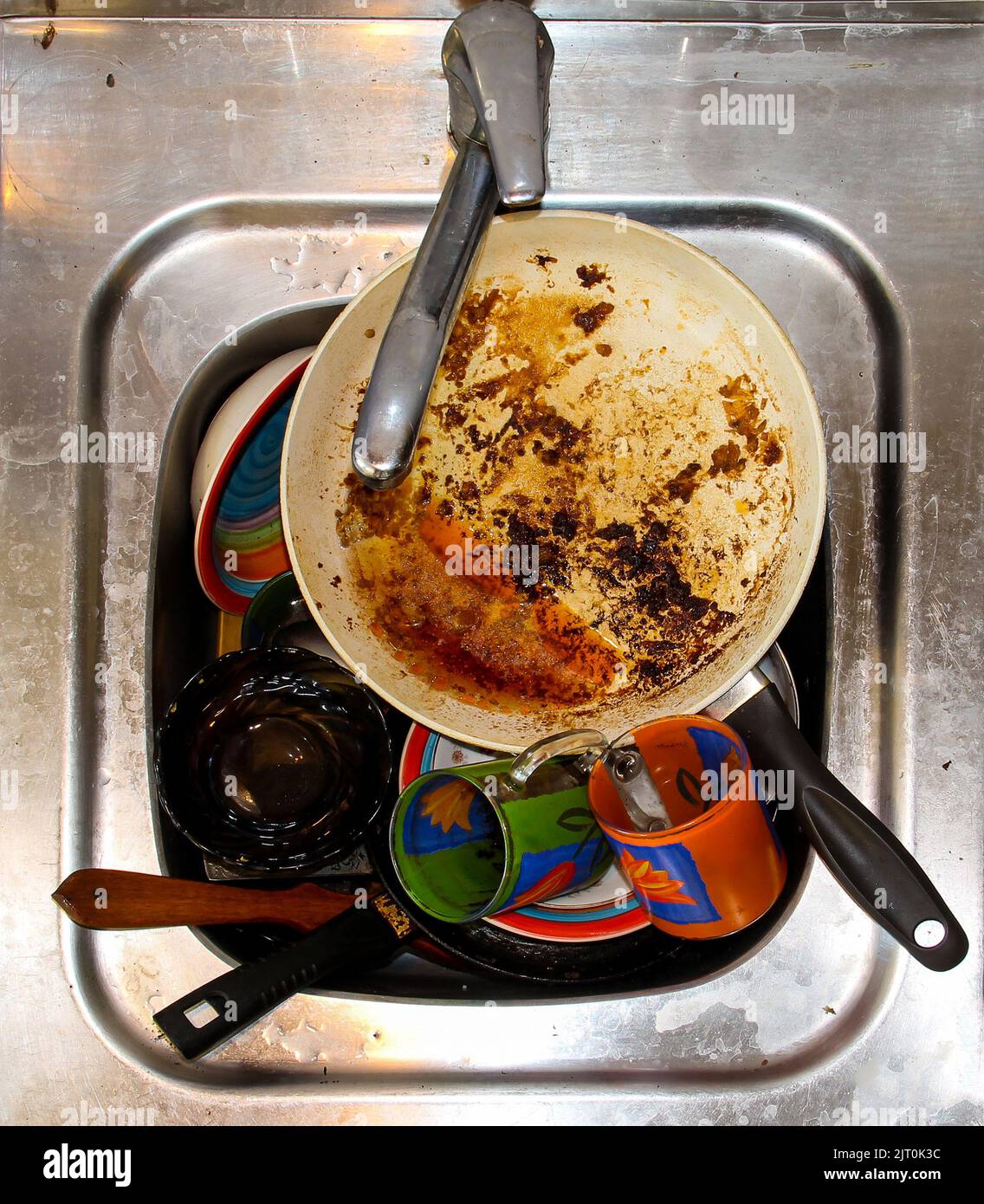 Dirty dishes kitchen sink waiting hi-res stock photography and images ...