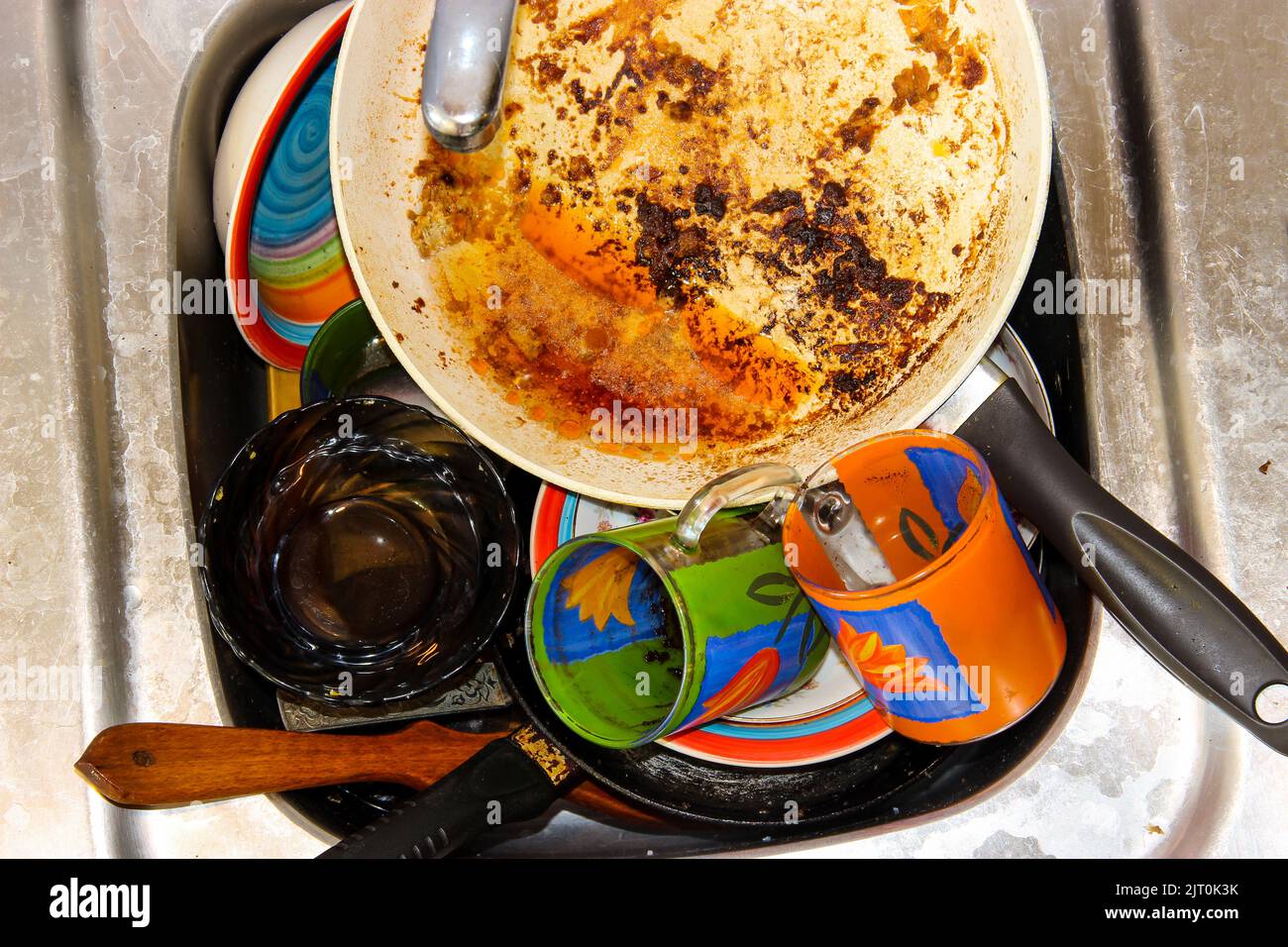 Dirty dishes kitchen sink waiting hi-res stock photography and images ...