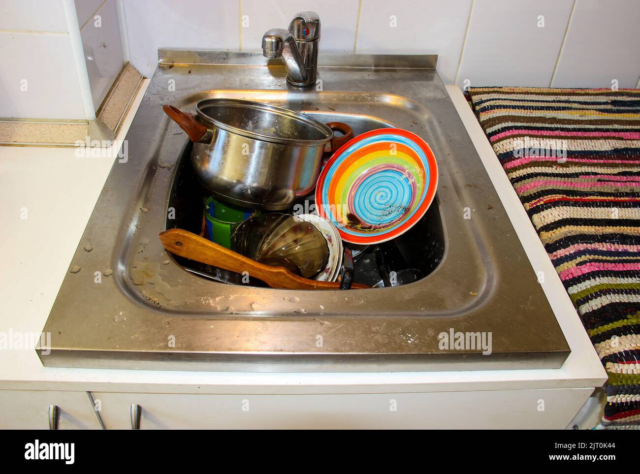 Dirty dishes kitchen sink waiting hi-res stock photography and images ...