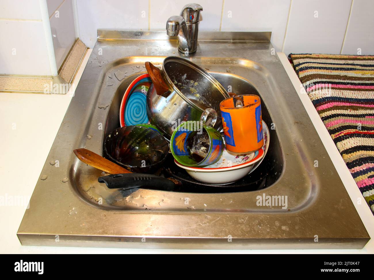 Dirty dishes kitchen sink waiting hi-res stock photography and images ...