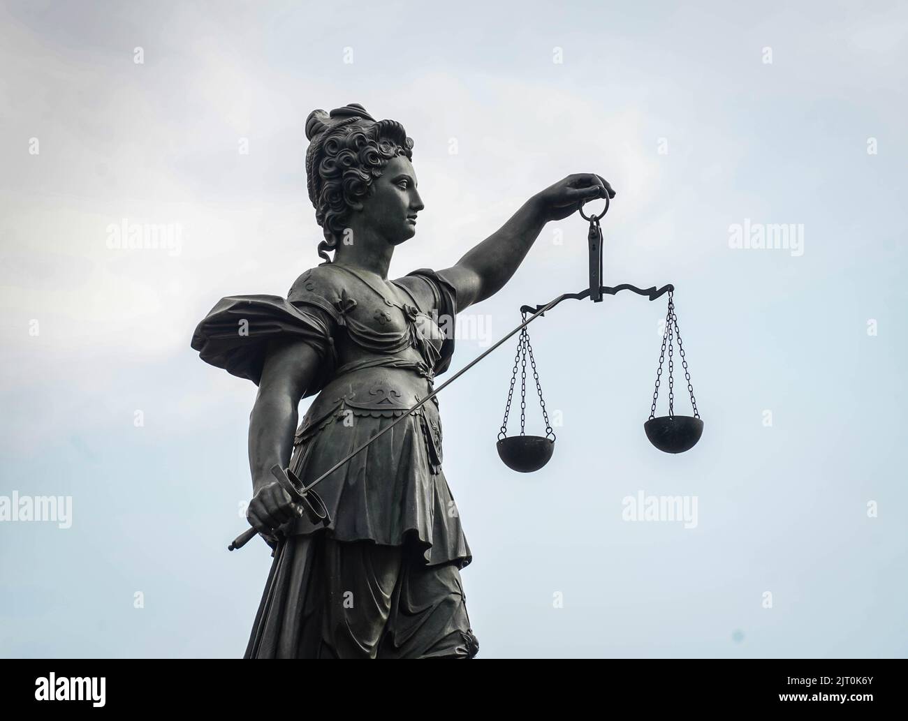 25 August 2022, Hessen, Frankfurt/Main: The statue of Justitia stands ...