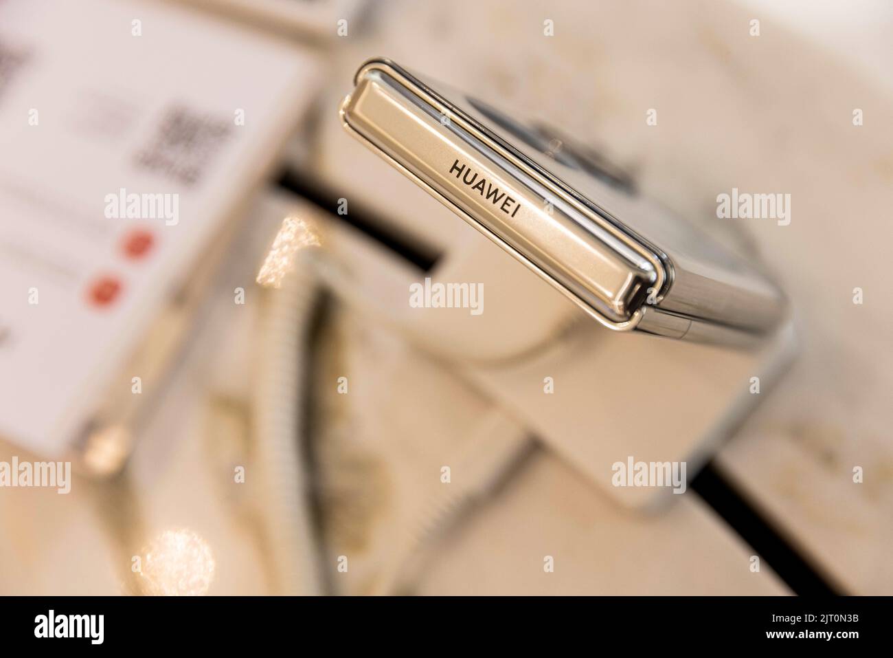 Huawei p50 foldable hi-res stock photography and images - Alamy
