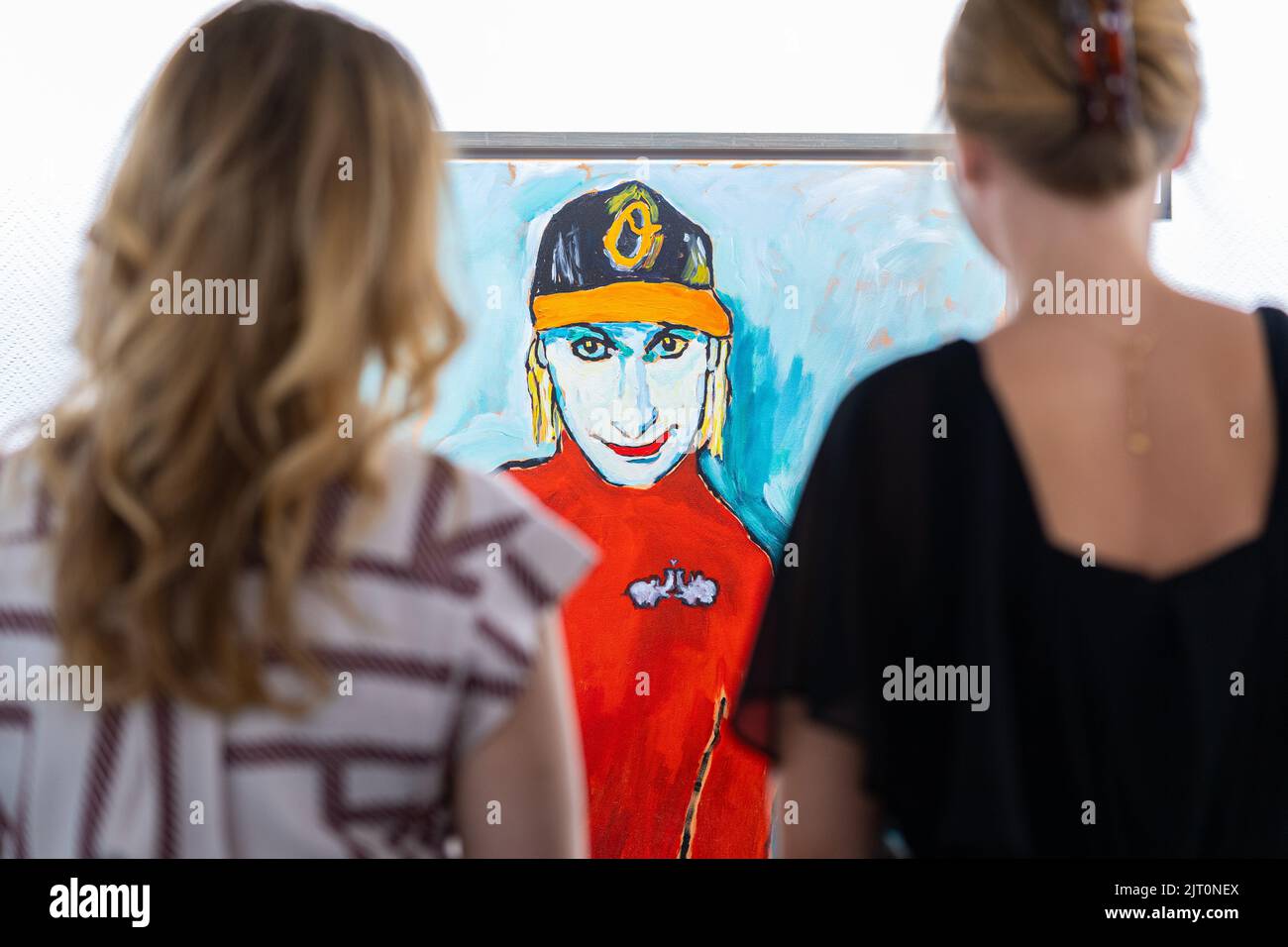 Werl, Germany. 27th Aug, 2022. Two women look at one of the Otto ...