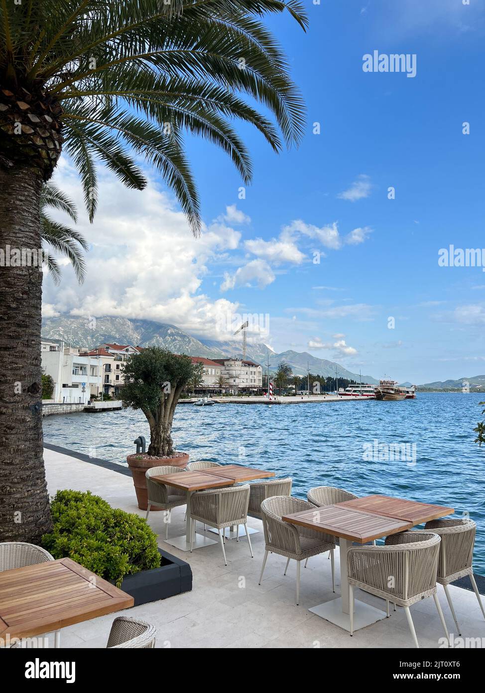 Open air restaurant by the sea under palm trees Stock Photo - Alamy