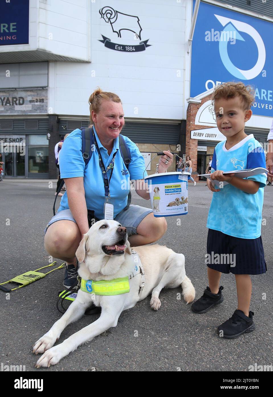 Paula Hunt and ‘Genie’ collecting for Guide Dogs for the Blind during ...