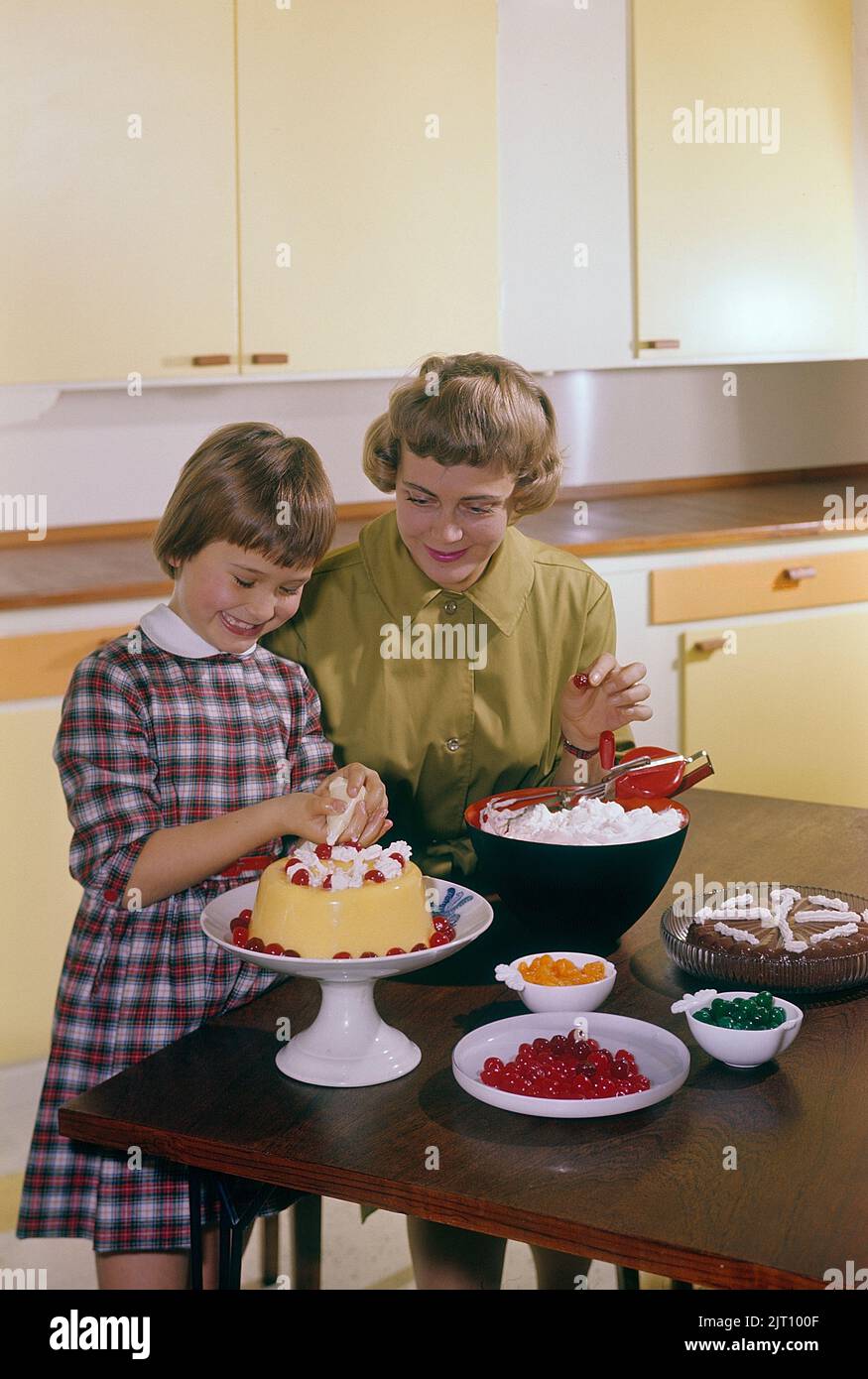 Cooking cake 1950s hi-res stock photography and images - Alamy