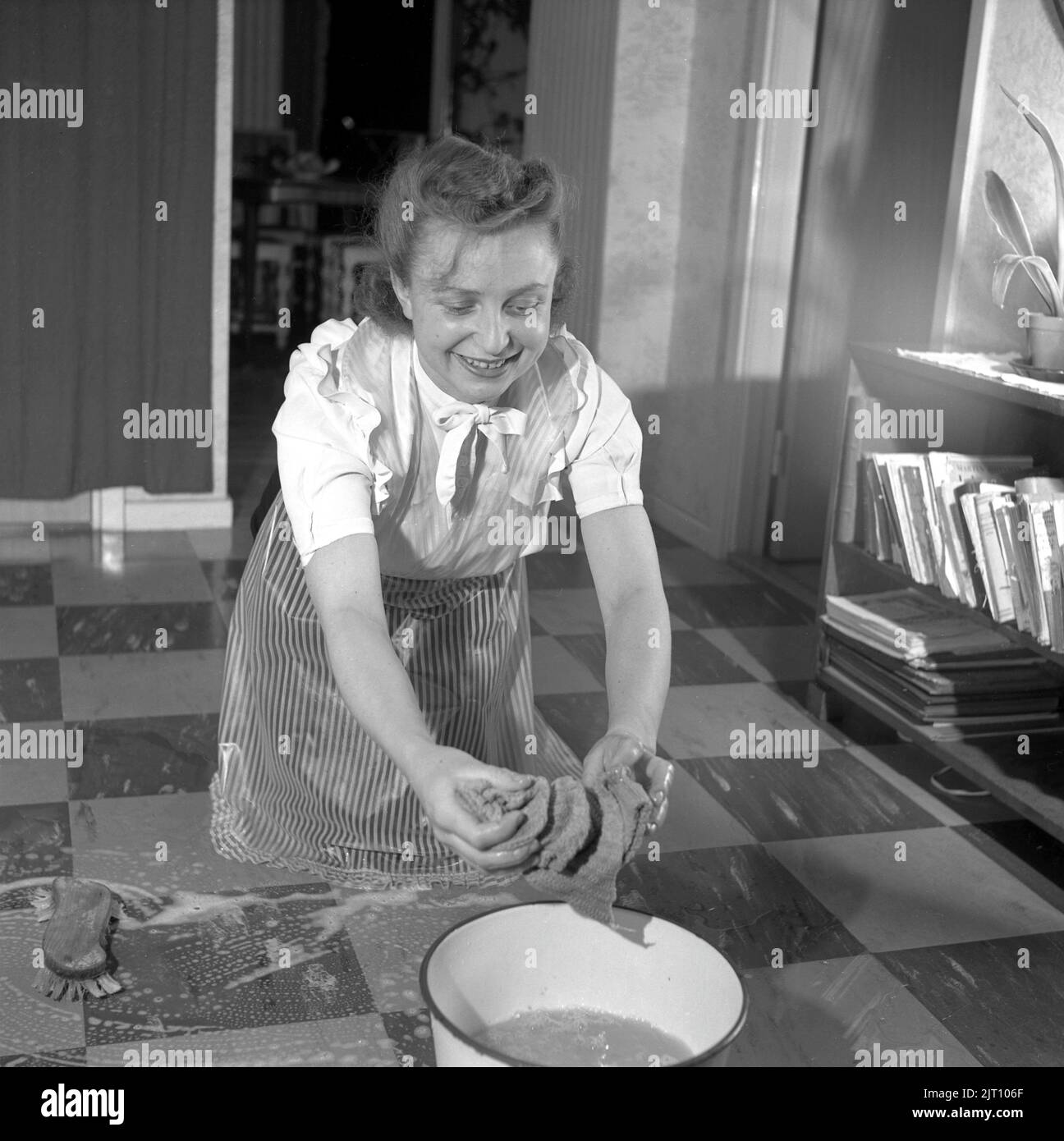 Floor scrubbing 1950s hi-res stock photography and images - Alamy