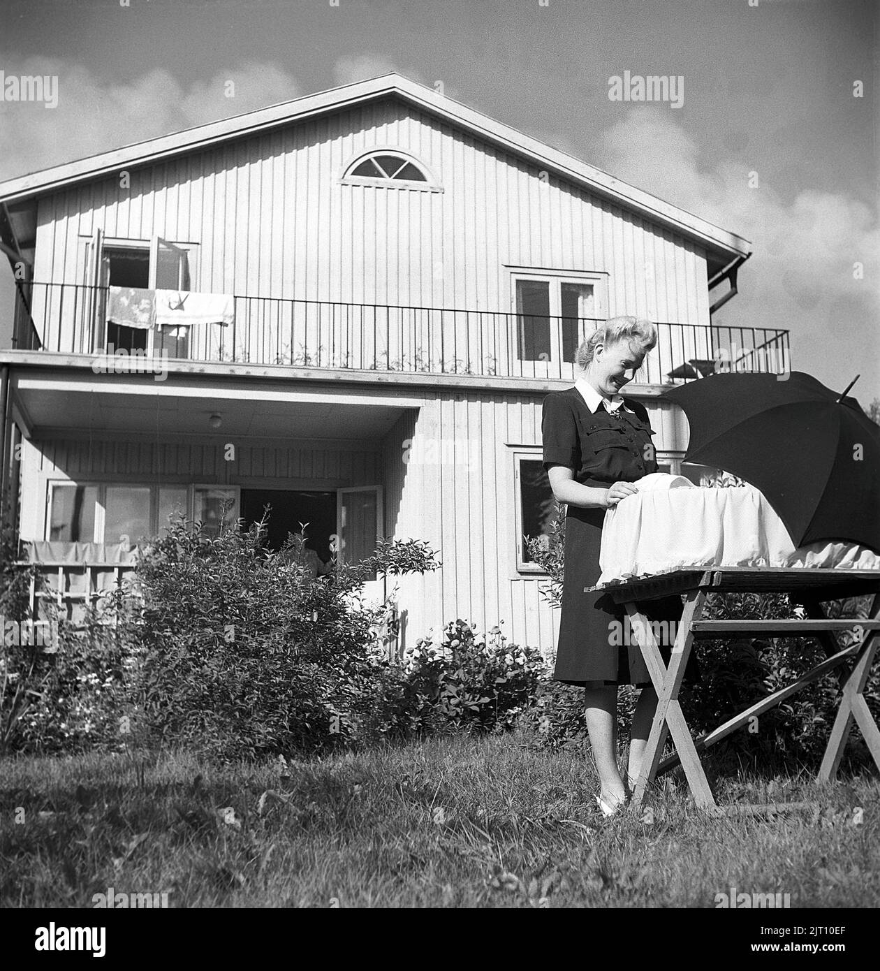 1940s mom with baby hi-res stock photography and images - Alamy