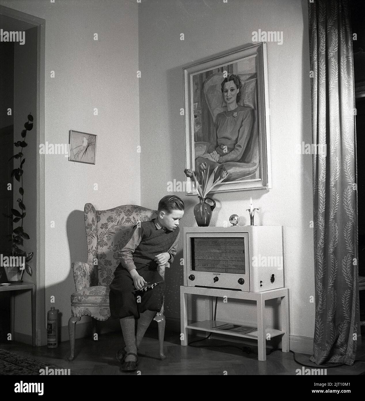 Boy radio 1940s hi-res stock photography and images - Alamy