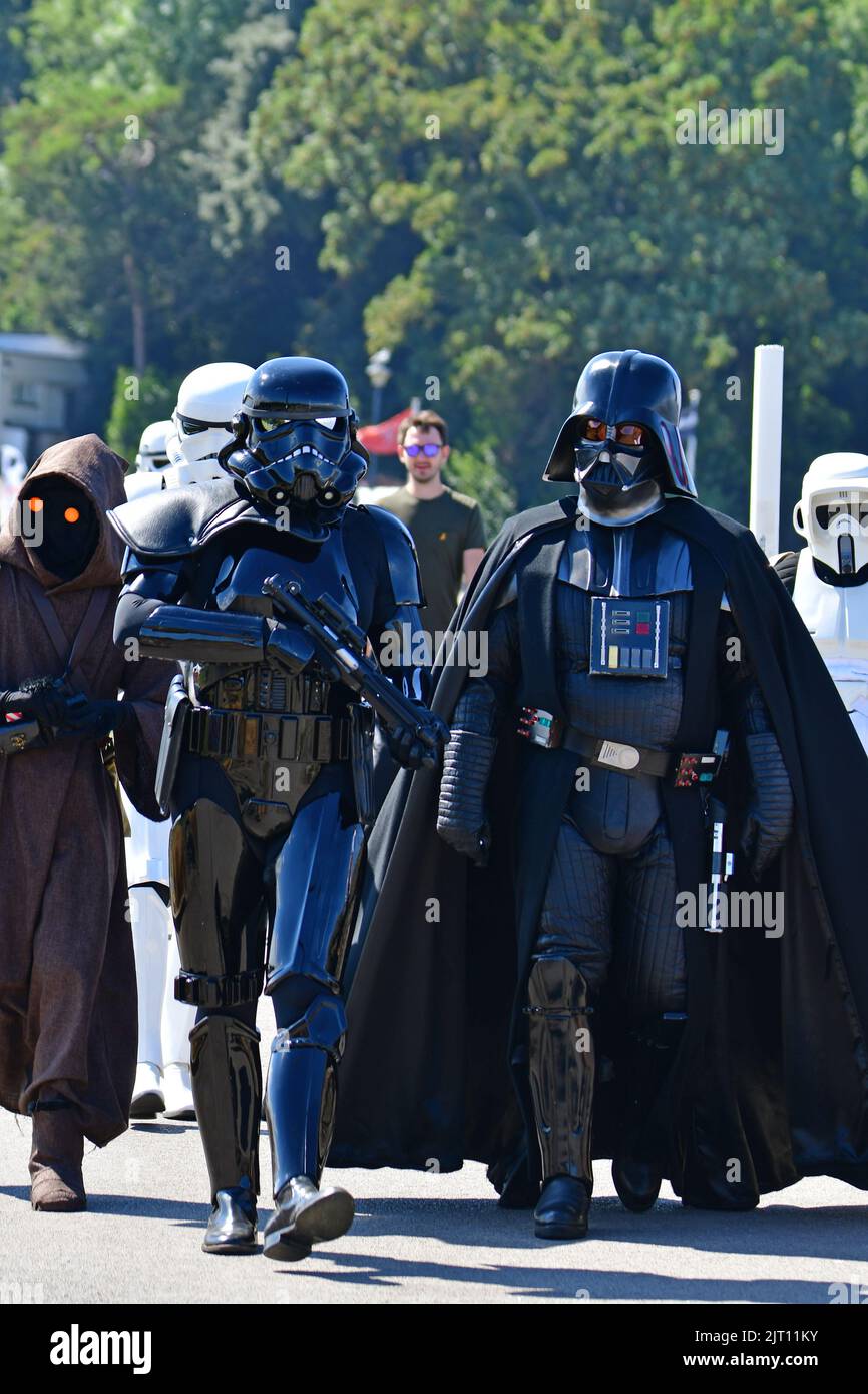 Clevedon, UK. 27th Aug, 2022. ON a very hot afternoon at Clevedon North ...